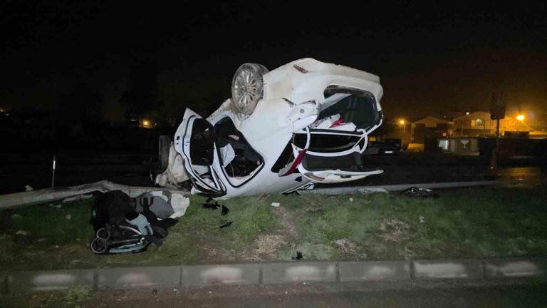 Aydınlatma direğine çarpan otomobil takla attı: 1 yaşındaki bebek öldü ...