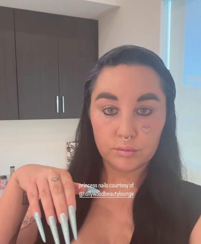 Amanda Bynes debuts new eyebrow color which immediately turned heads