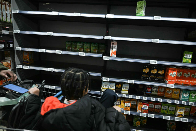 Worst winter storm hits 190 million in contiguous US