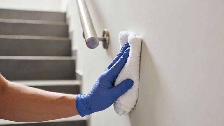 How to clean your walls without damaging the oil-based paint