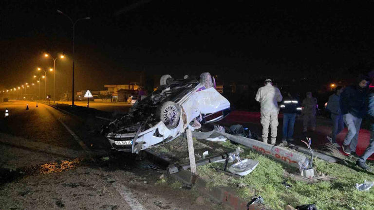 Aydınlatma direğine çarpan otomobil takla attı: 1 yaşındaki bebek öldü ...