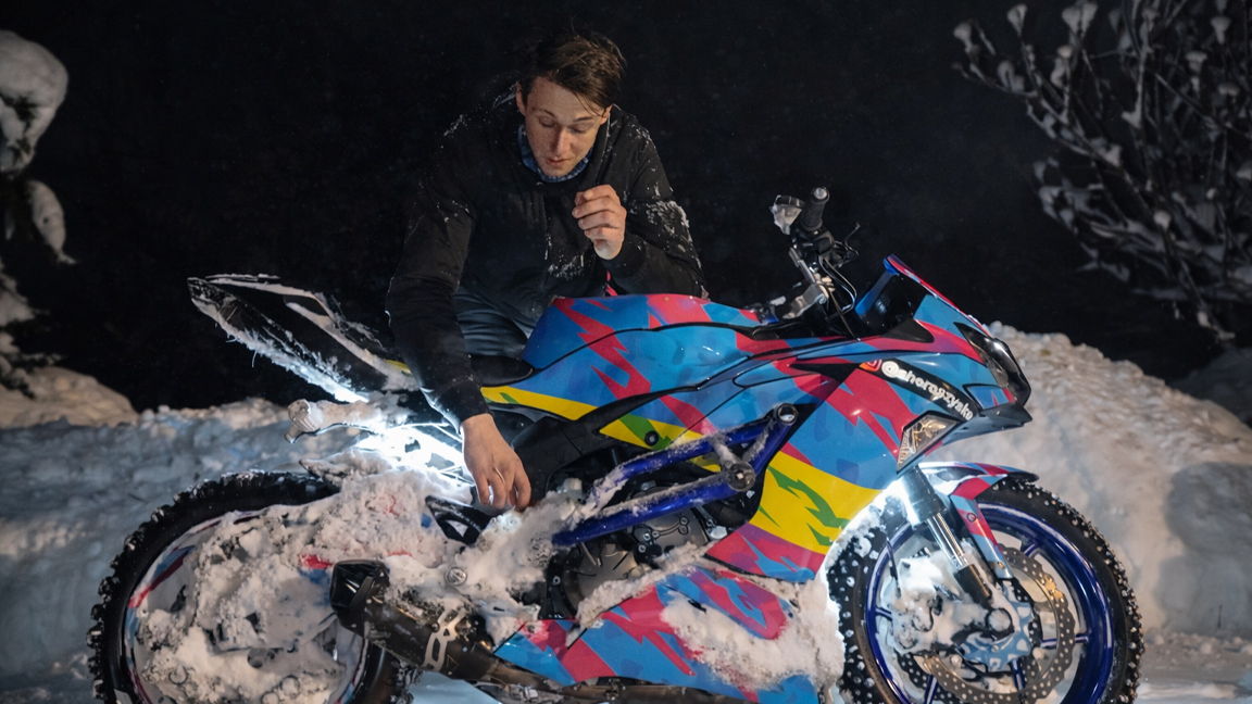 Riding a Kawasaki on deep snow with rocket tyres