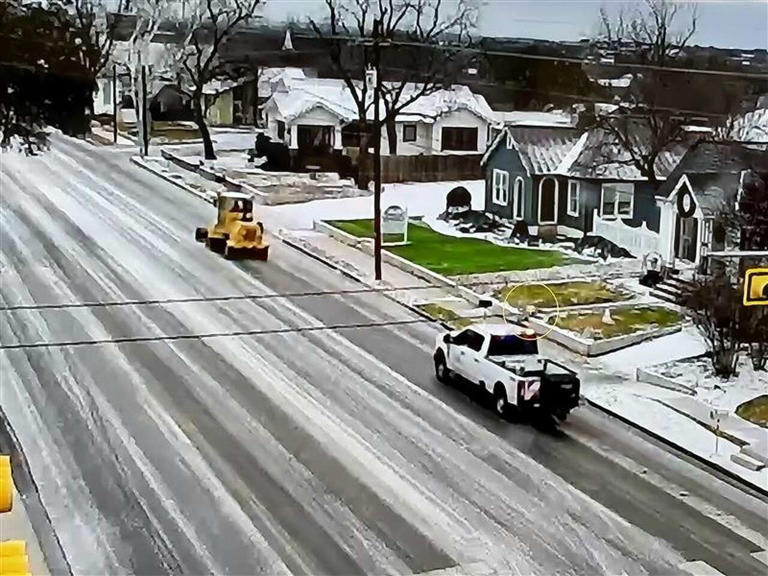 Snow falling in parts of Texas right now. Here's where.