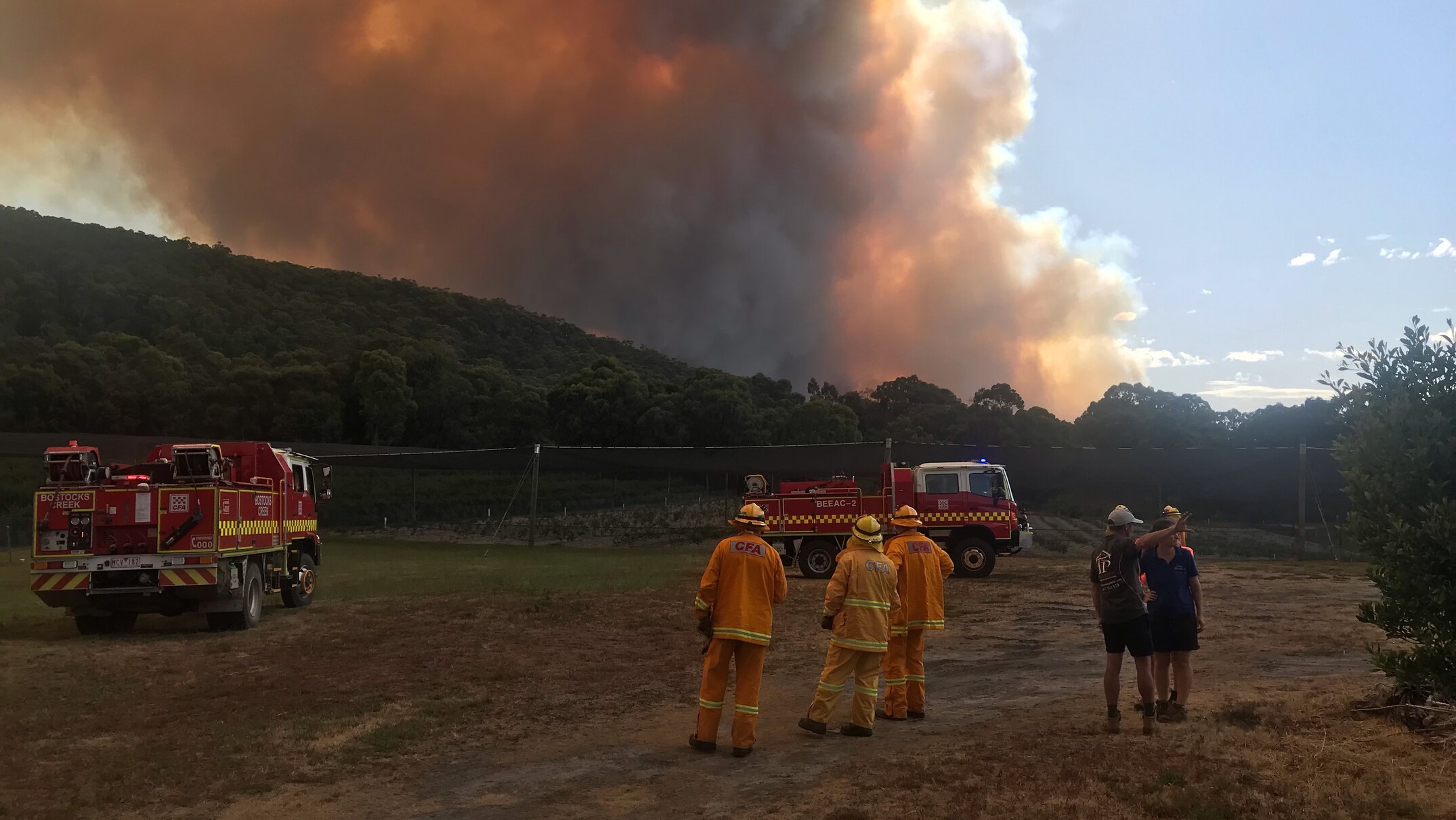 Out-of-control bushfire in Victoria's Otways grows as state's heatwave ...