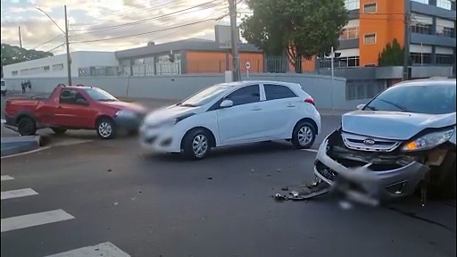 Forte colisão entre Strada e Fiesta é registrada na Avenida Carlos Gomes