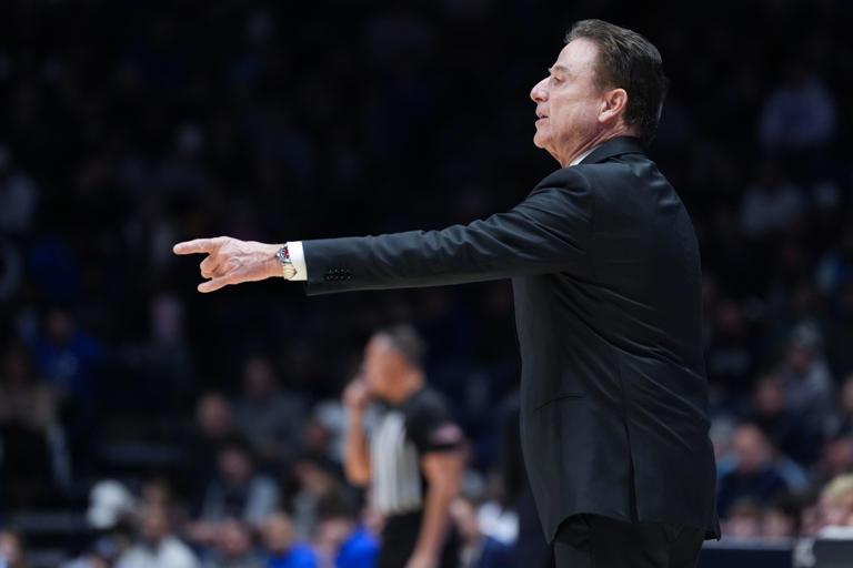 Rick Pitino savors reaching 900 victories as a college head coach in St ...