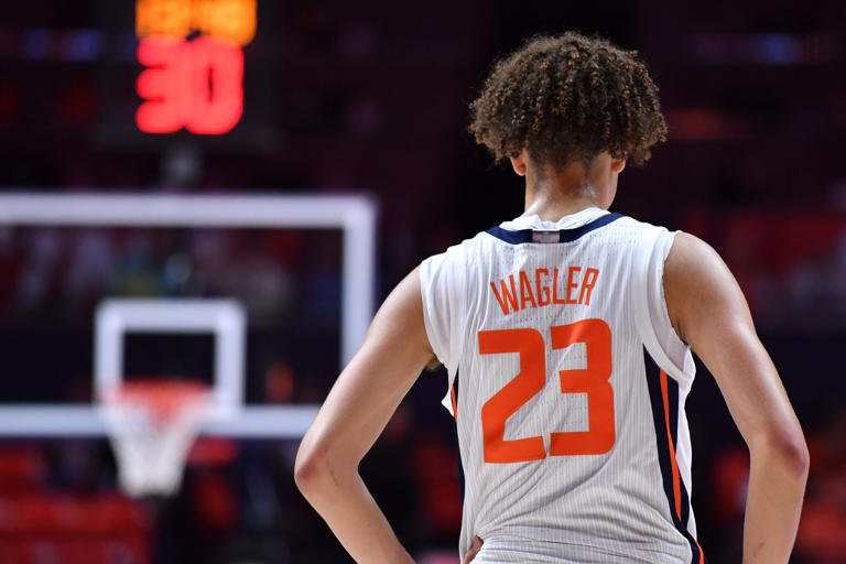 Illinois rises in top 25 college basketball poll