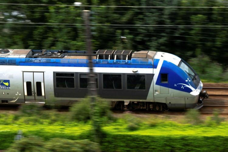 Une personne décède après avoir été percutée par un train, la ...