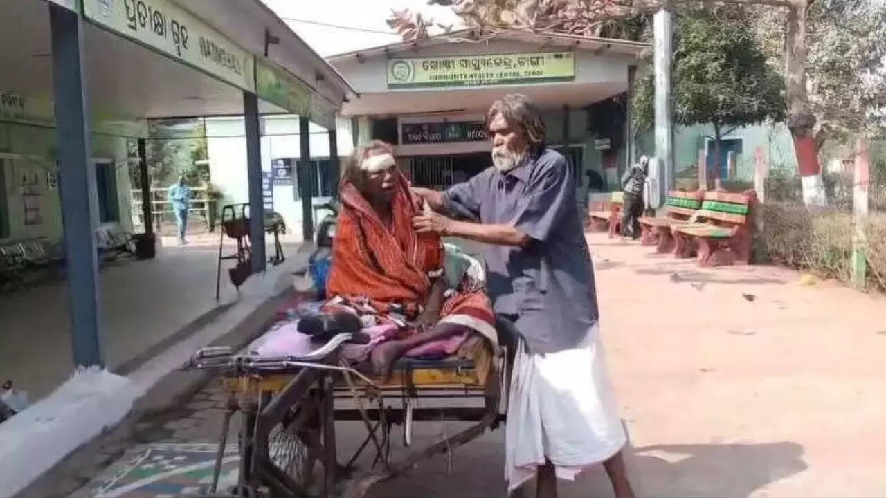 'No money to hire vehicle': Ailing wife in rickshaw van, 70-year-old in ...