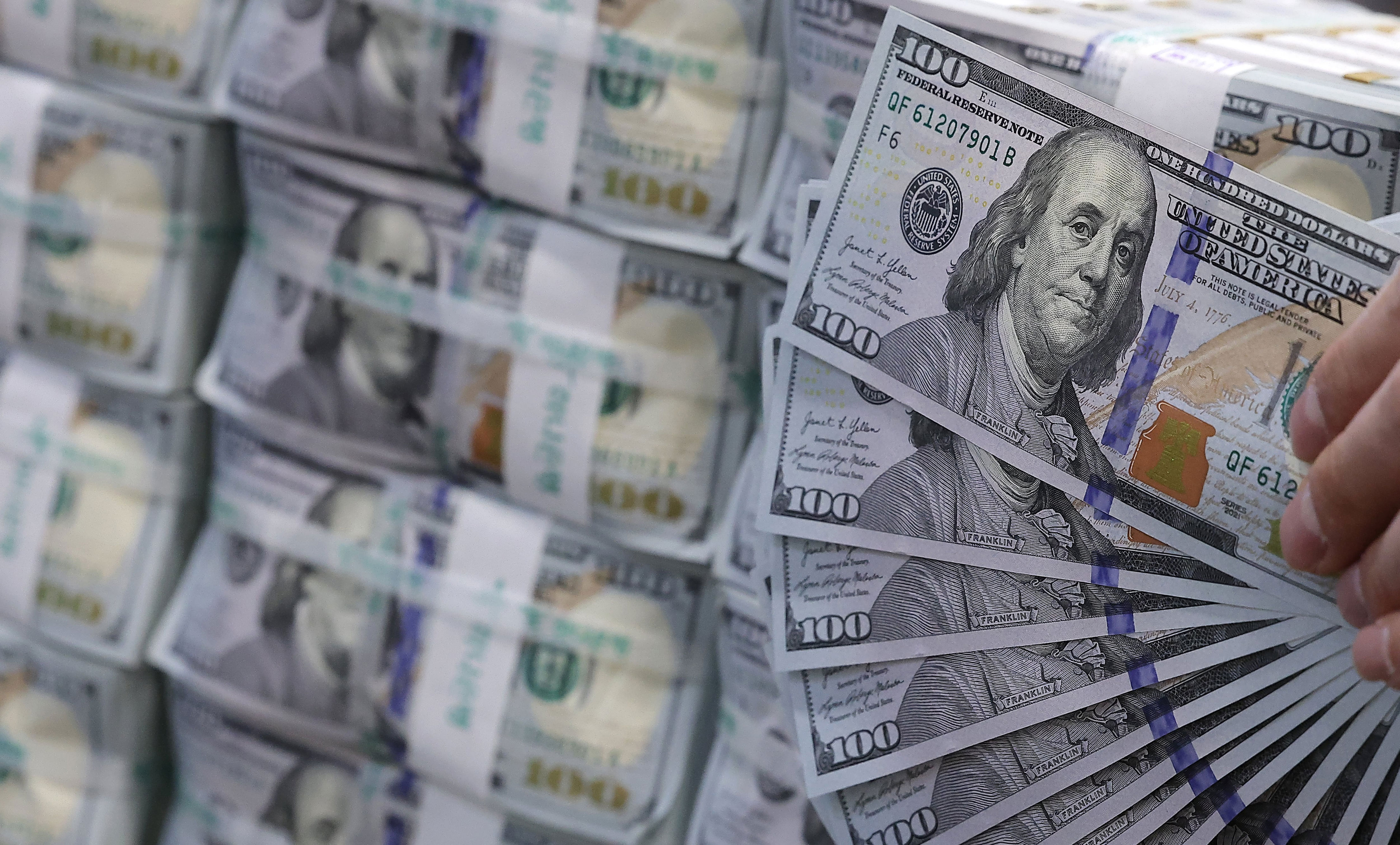 Banks slash dollar deposit rates to near 0%, ending three-month surge