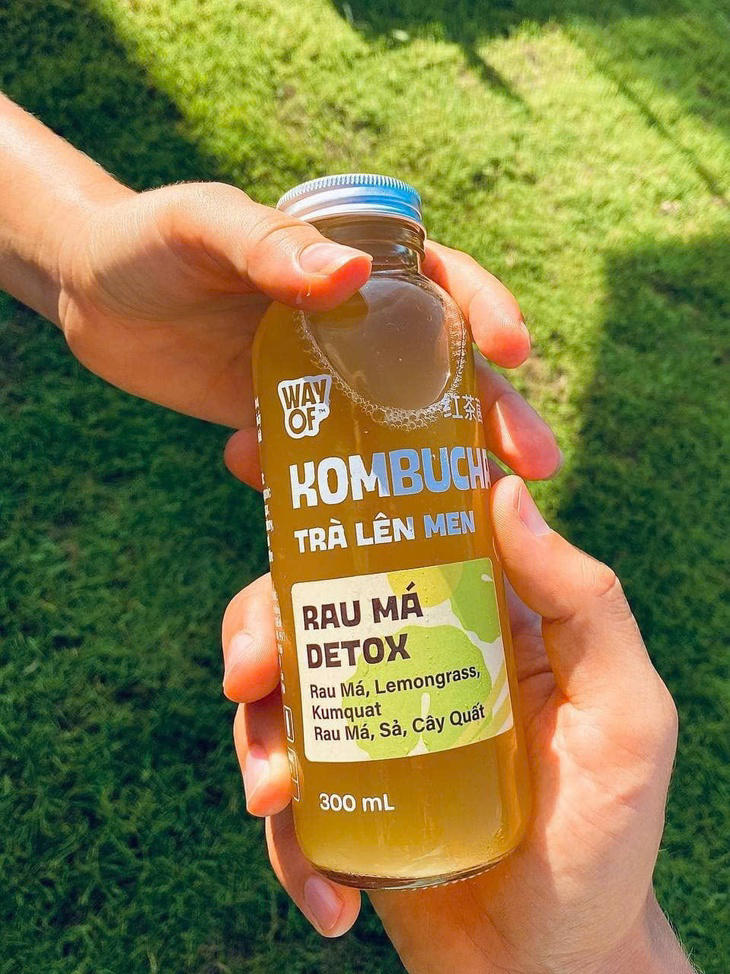 Chàng trai Nga làm kombucha từ nguyên liệu Việt