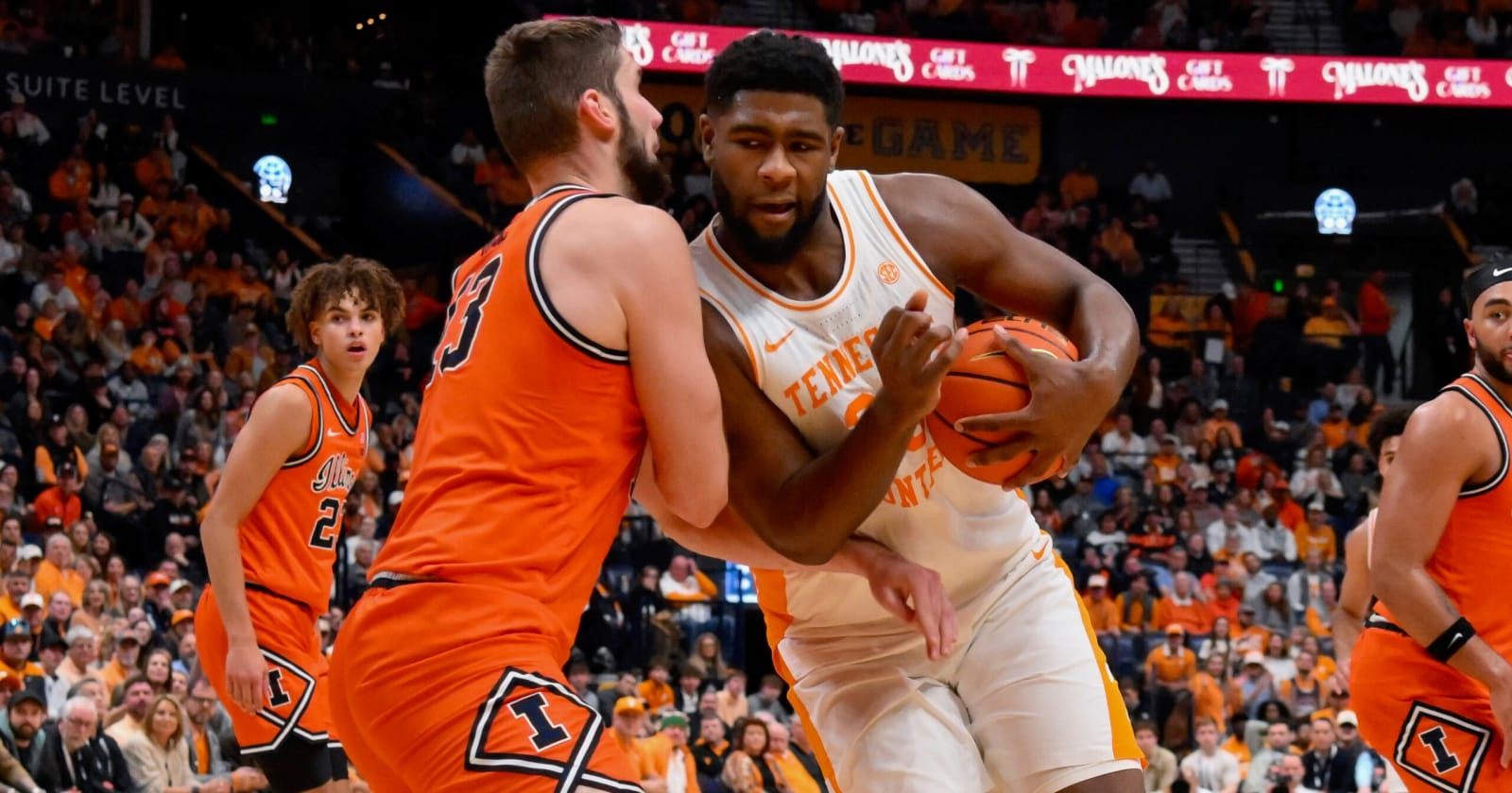 Jaylen Carey suffers left leg injury in Tennessee basketball vs Alabama