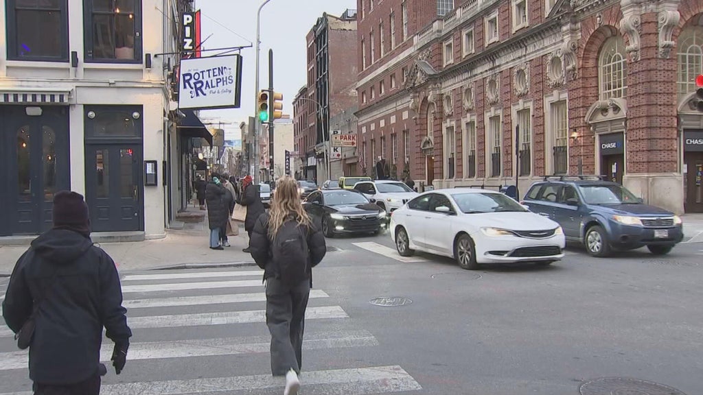 Philadelphia residents enjoy night out ahead of heaviest snowfall in ...