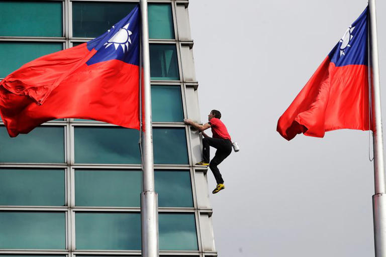 Inside the end of Taipei 101 climb as Alex Honnold accused of 'cheating'