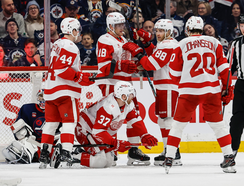 Red Wings score 4 times in third period to beat Jets 5-1