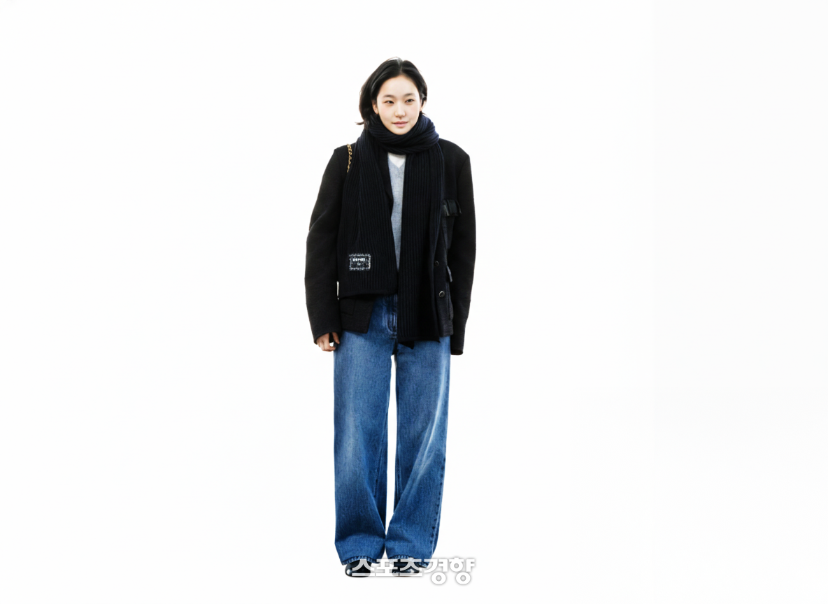 Kim Go-eun equips her 'human Chanel' aura, off to captivate Paris