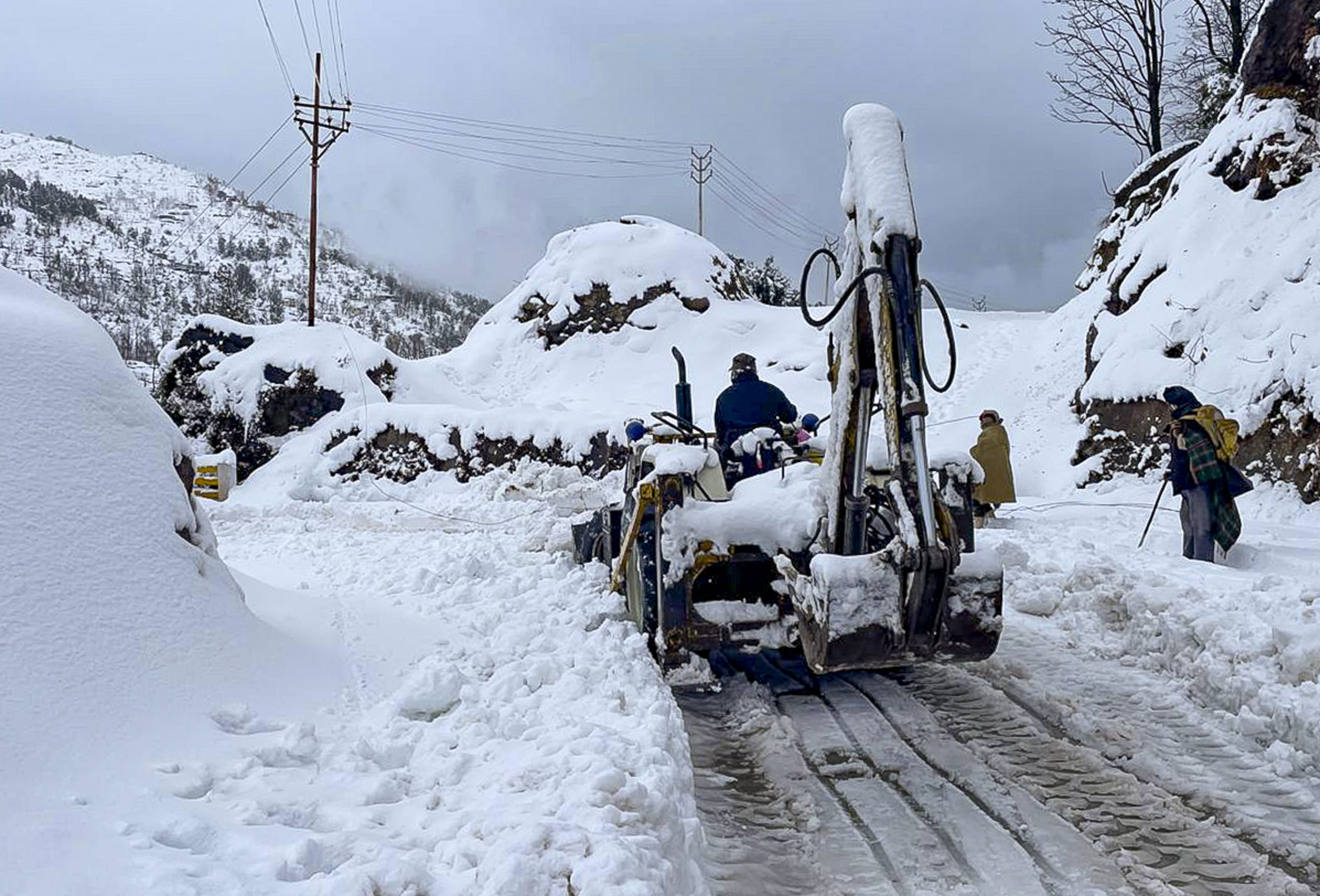 Fresh snowfall in Kashmir; Srinagar-Jammu national highway partially ...