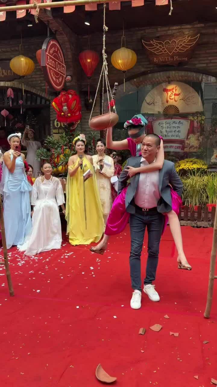 Vợ chồng Khánh Vân đập niêu