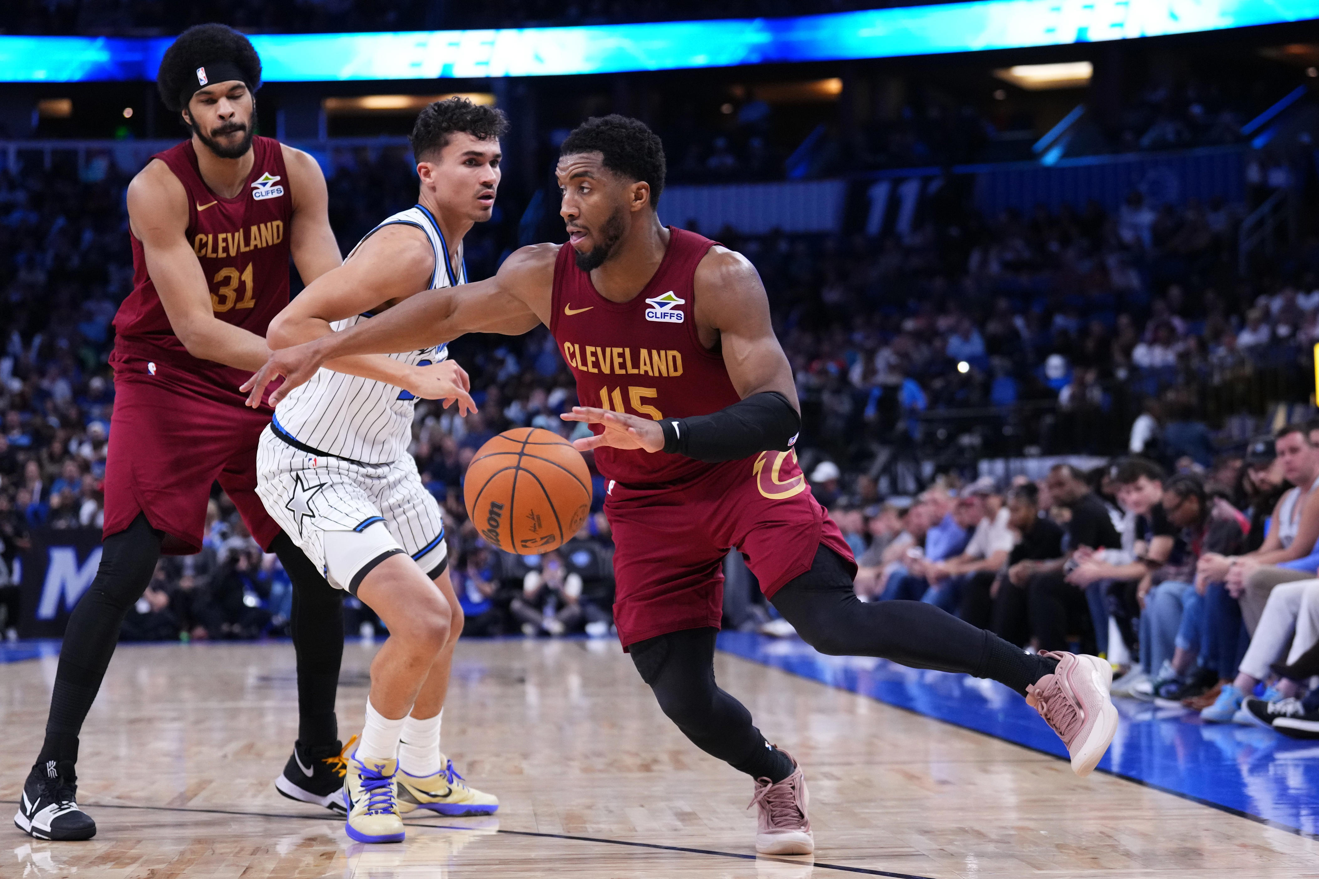 Cavaliers score vs Magic, Donovan Mitchell leads surging Cleveland