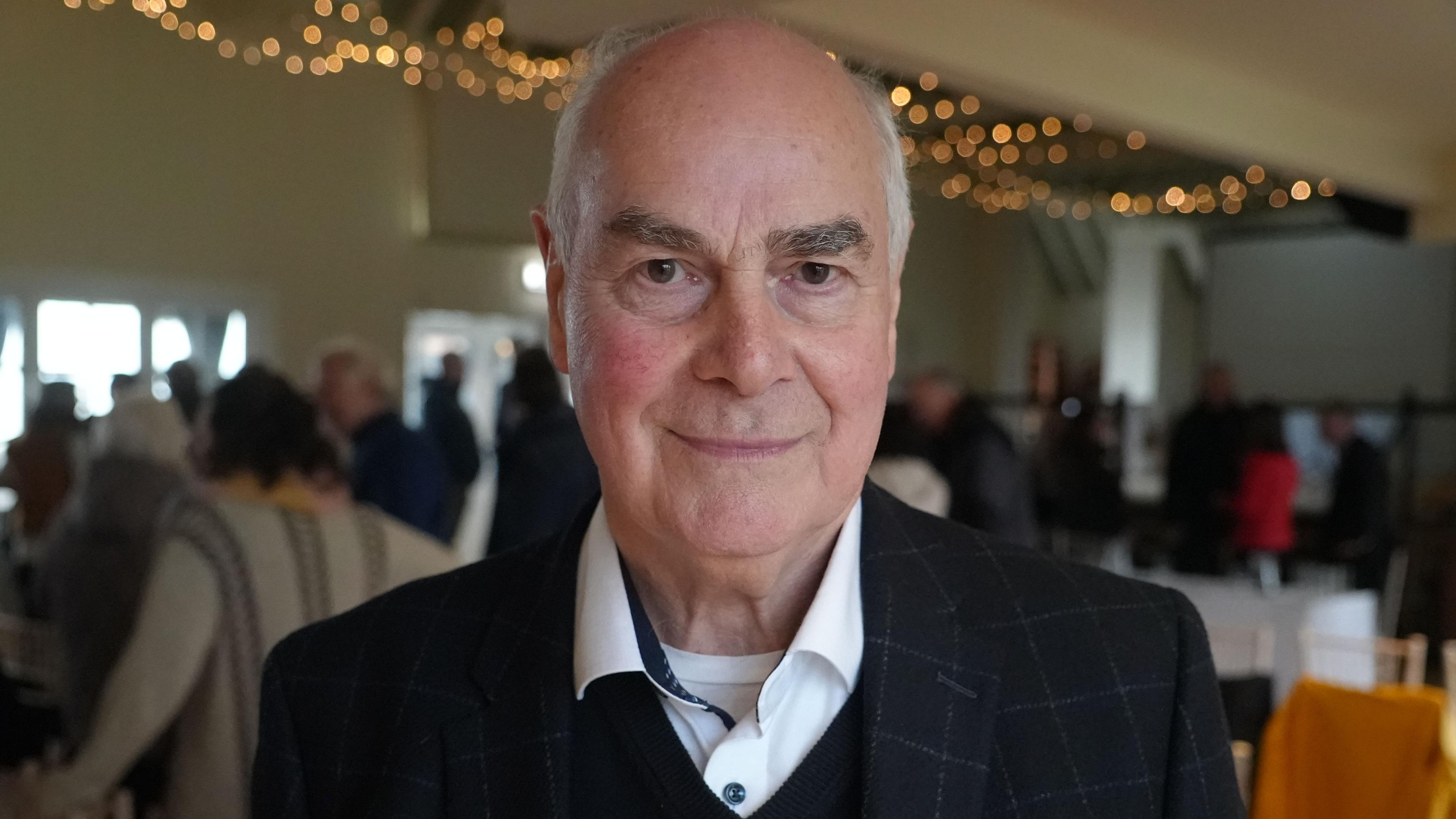 'Extremely fast' erosion of village prompts meeting