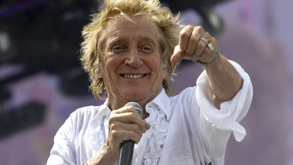 Rod Stewart slams 'draft dodger' Donald Trump