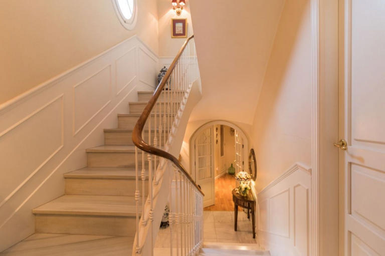 La casa de estilo inglés que sorprende en el corazón de Mula con sus ...