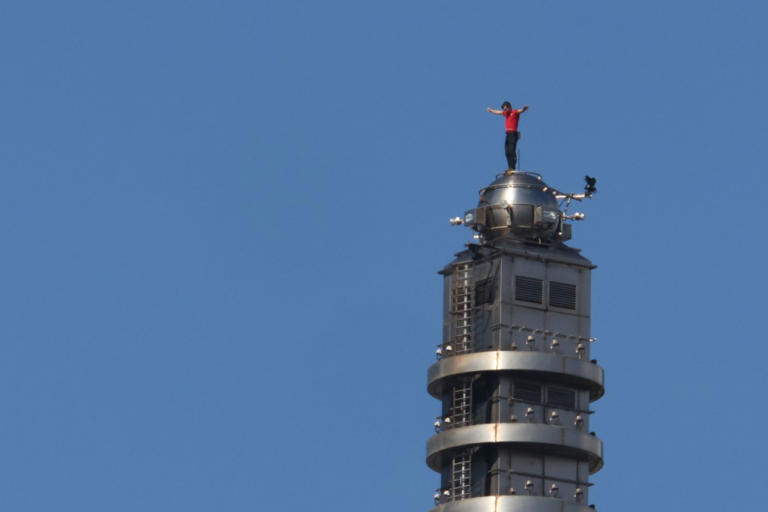 Rock climber Alex Honnold reaches top of Taipei 101 skyscraper without ...
