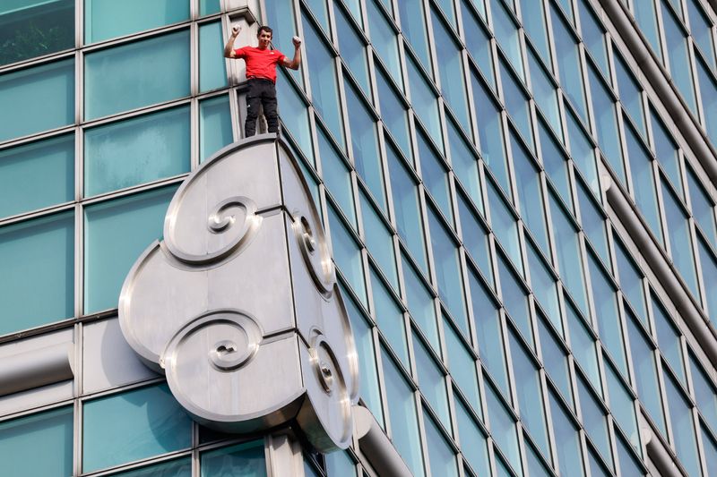 US climber scales Taiwan's tallest building Taipei 101 without ropes