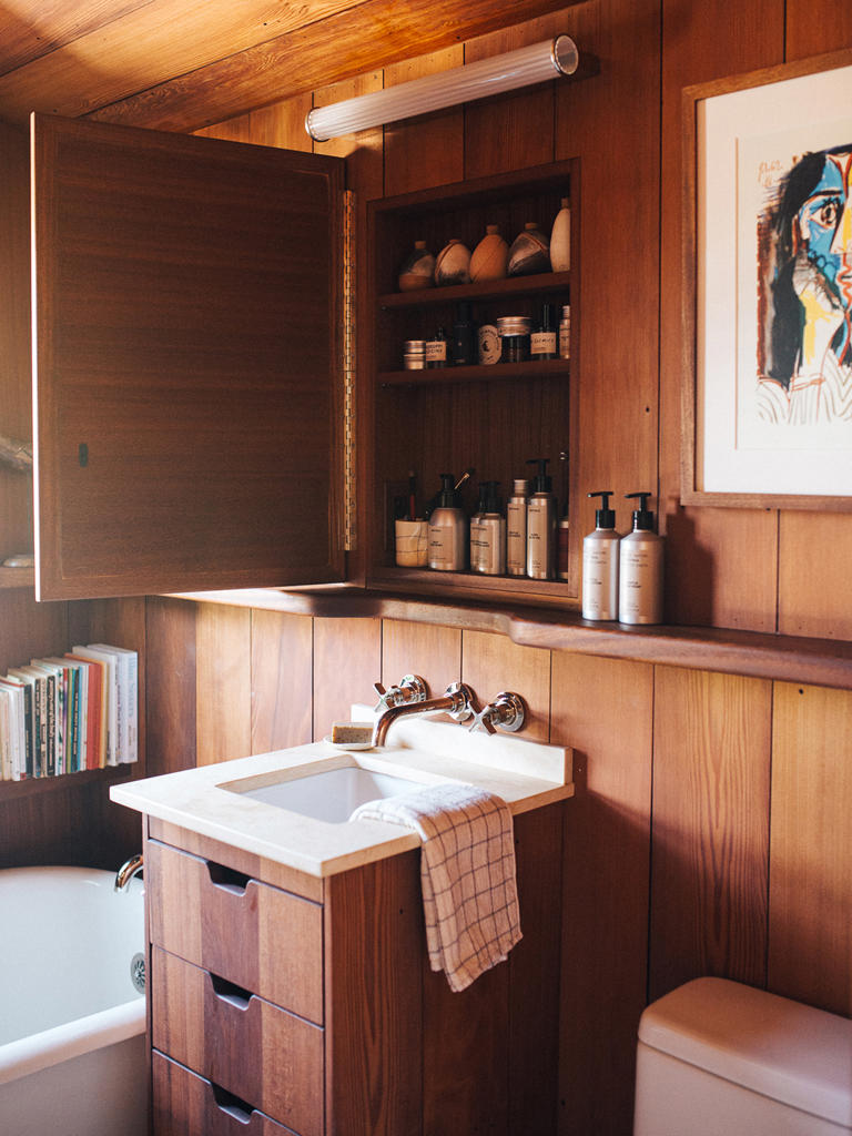 This esthetician’s warm wood bathroom is like her skincare routine ...