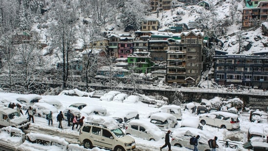 15-km jam, power and water cut: Manali reels under snow and tourist surge