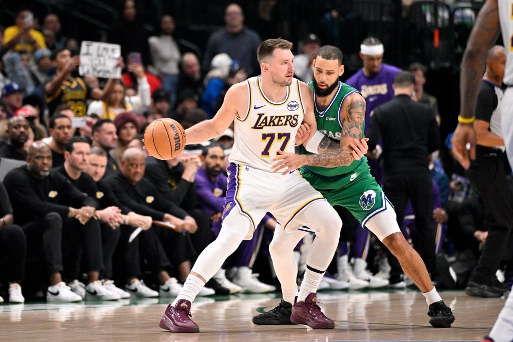Furious fourth quarter salvages Lakers victory over Dallas