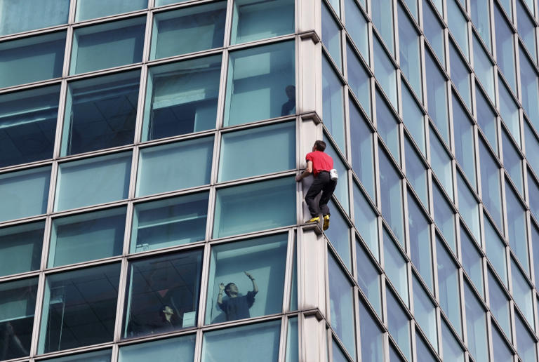 No rope, no fear: Alex Honnold becomes first to free-solo Taipei 101 in ...
