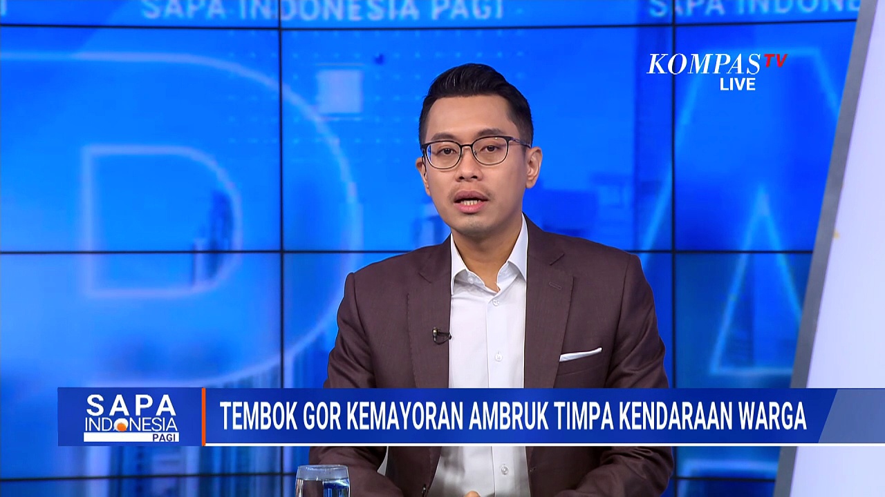 Diterpa angin kencang, tembok atap GOR Kemayoran ambruk timpa kendaraan ...