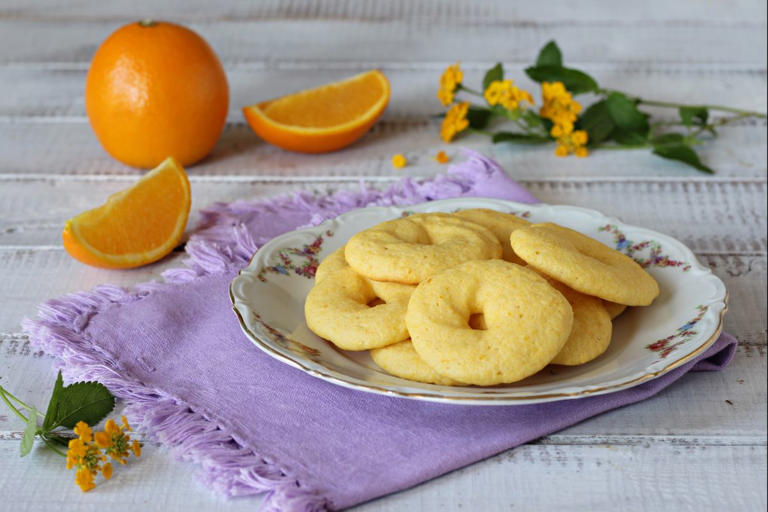 Cornmeal and orange cookies