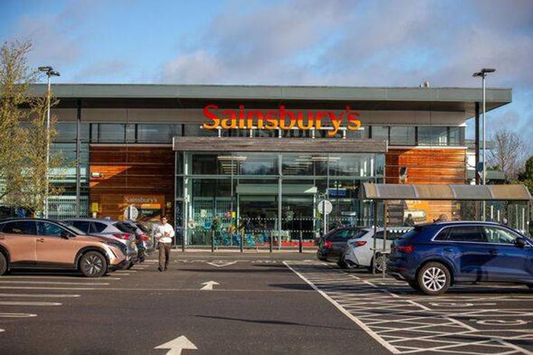 Drivers warned they are at risk of 'maximum stay' rule at Asda ...