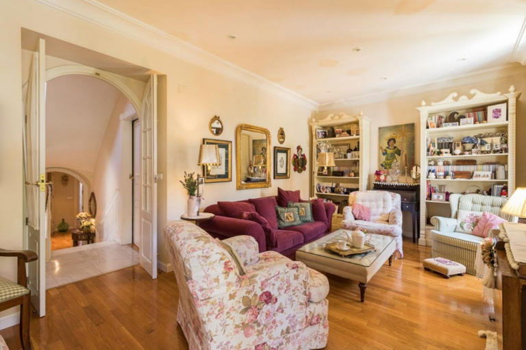 La casa de estilo inglés que sorprende en el corazón de Mula con sus ...