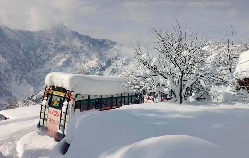 Fresh snow in Kashmir, Srinagar-Jammu national highway shut for 3rd day