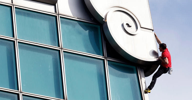 Climber dad scales Taiwan's tallest building Taipei 101 without ropes