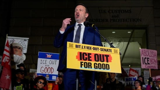 Who is Chris Murphy? Democratic senator makes shocking claims about Pam ...