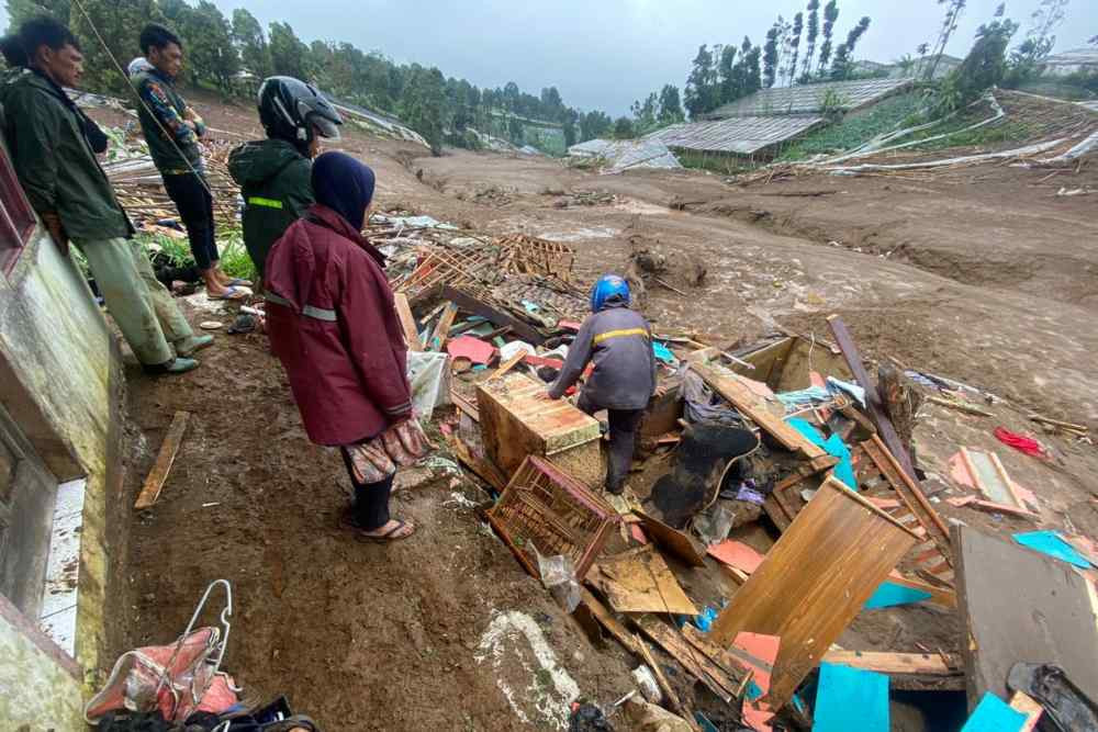 Tinjau lokasi longsor Cisarua, Gibran minta pemda segera relokasi warga ...