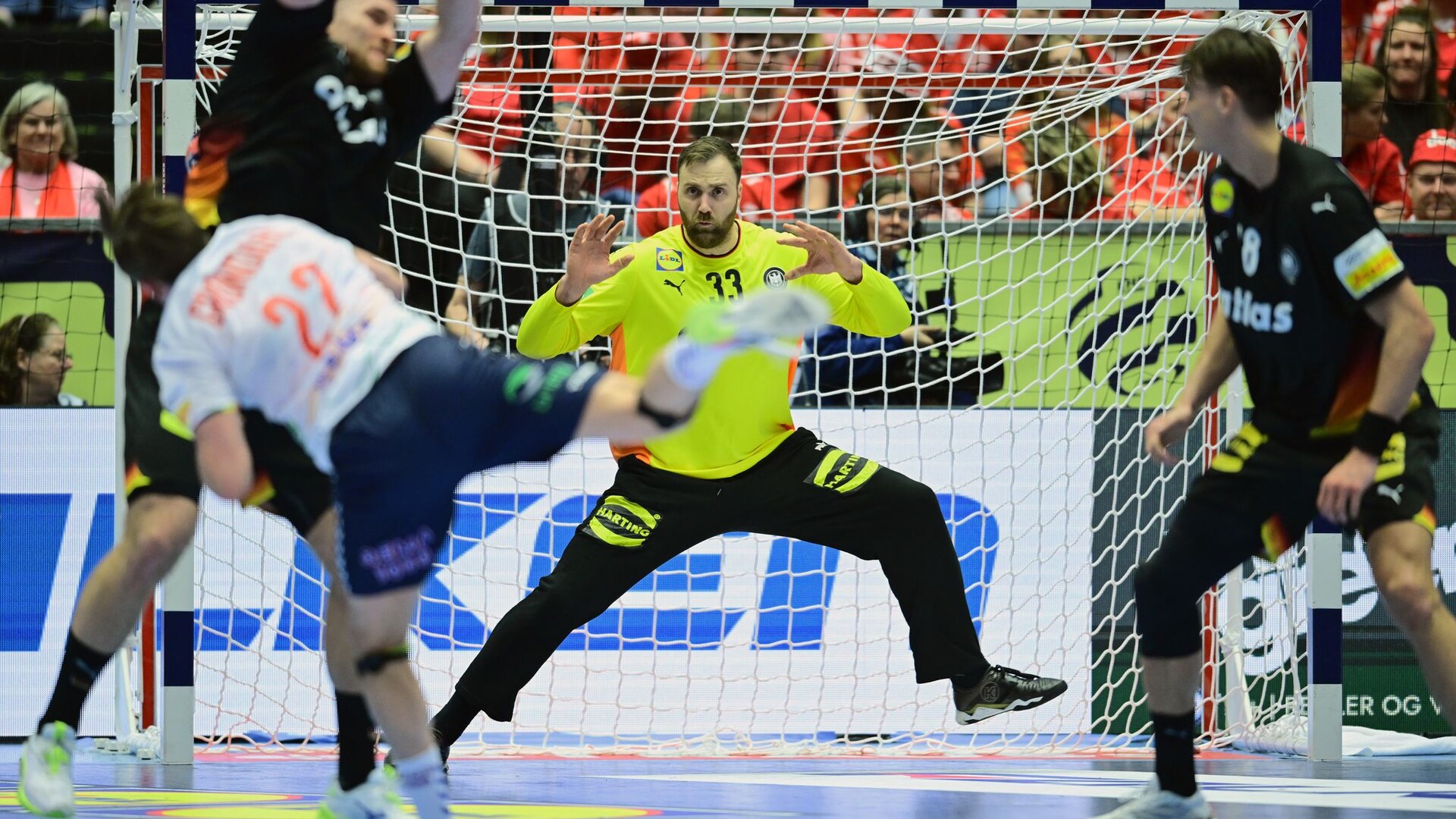 „Nicht von dieser Welt“: Deutsche verneigen sich vor Torwart-Gigant ...