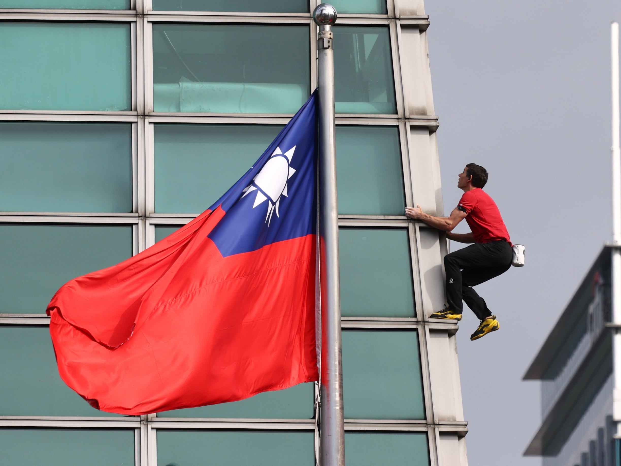 Honnold climbs Taipei 101, sets barehanded record