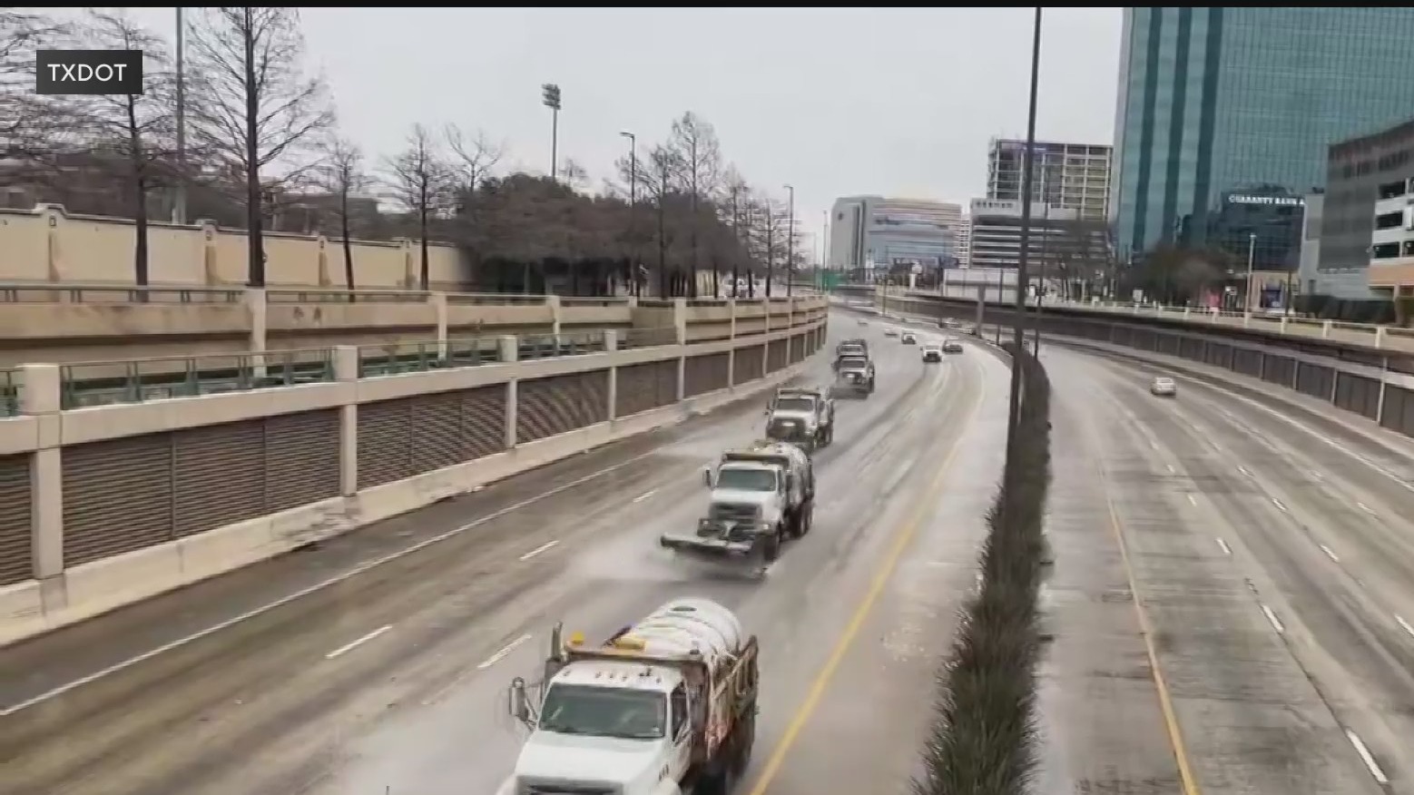 TXDOT crews treat icy roads as wintry mix keeps North Texas travel ...
