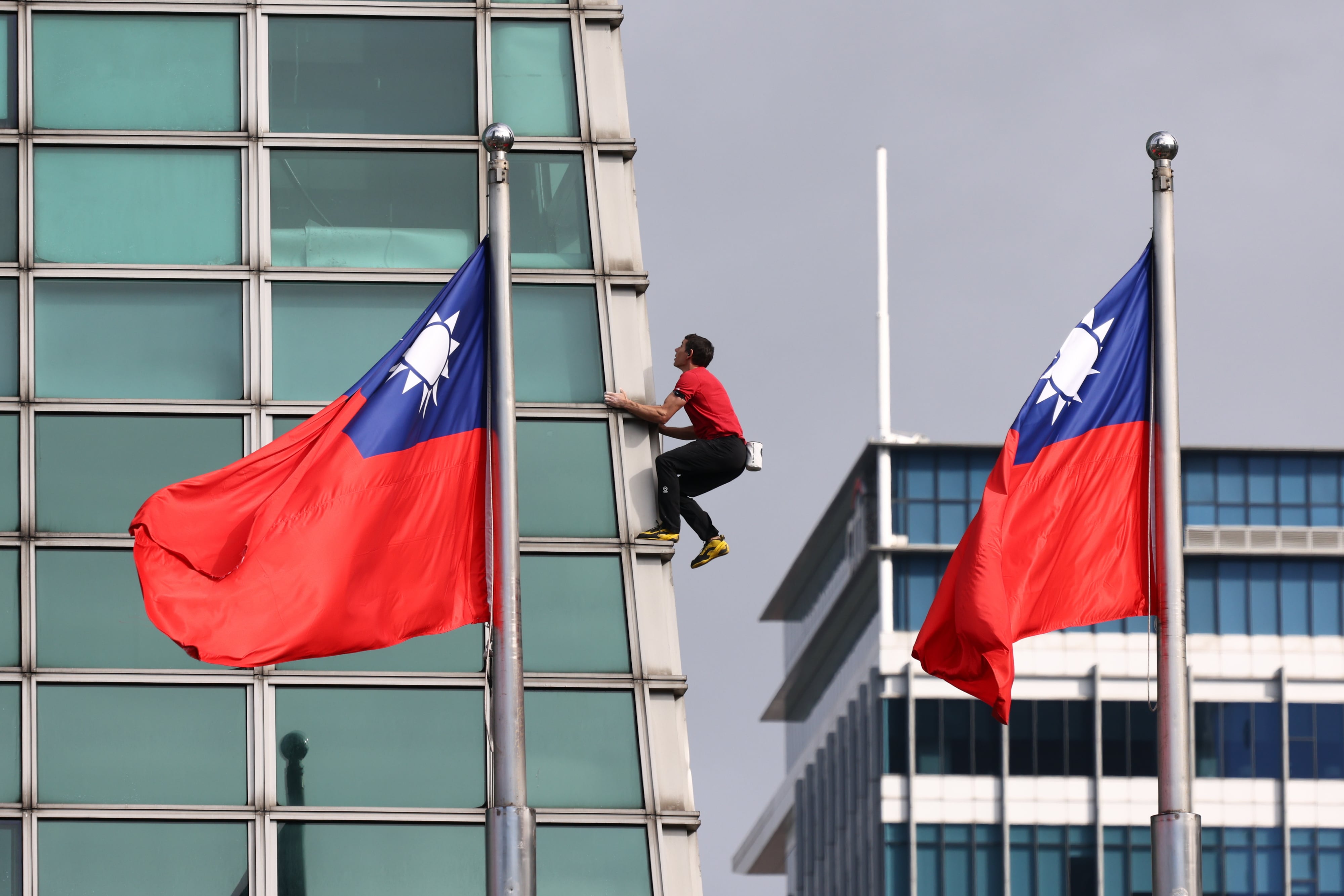 Alex Honnold scales Taipei 101 barehanded