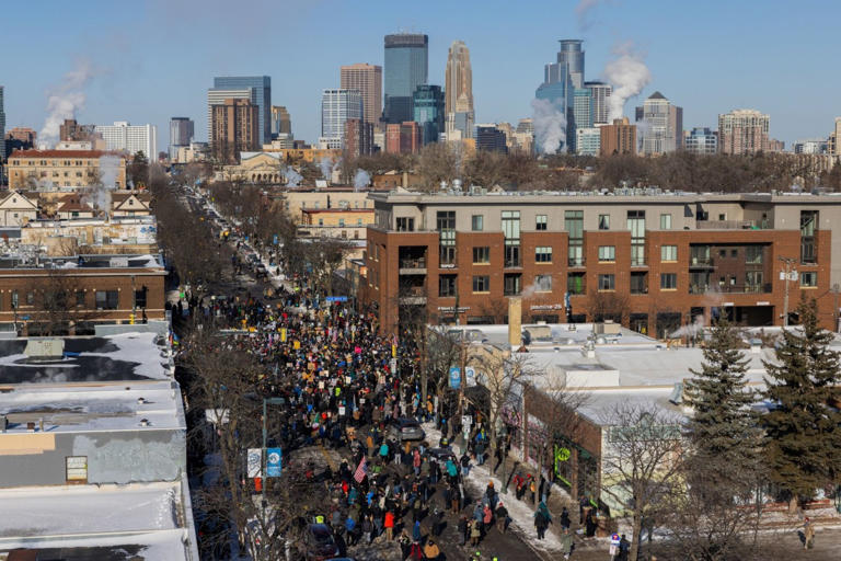 Border Patrol agent fatally shoots man in Minneapolis, escalating state ...