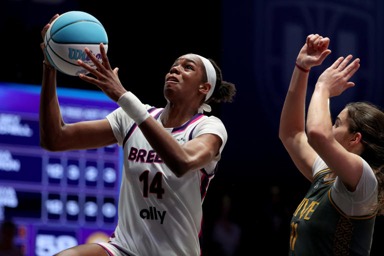 Watch Dominique Malonga throw down a one-handed dunk in Unrivaled