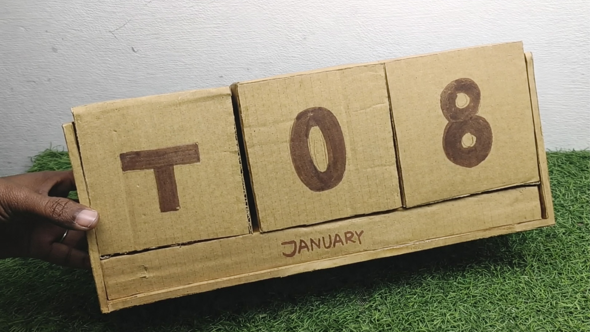 How to craft a table calendar from cardboard