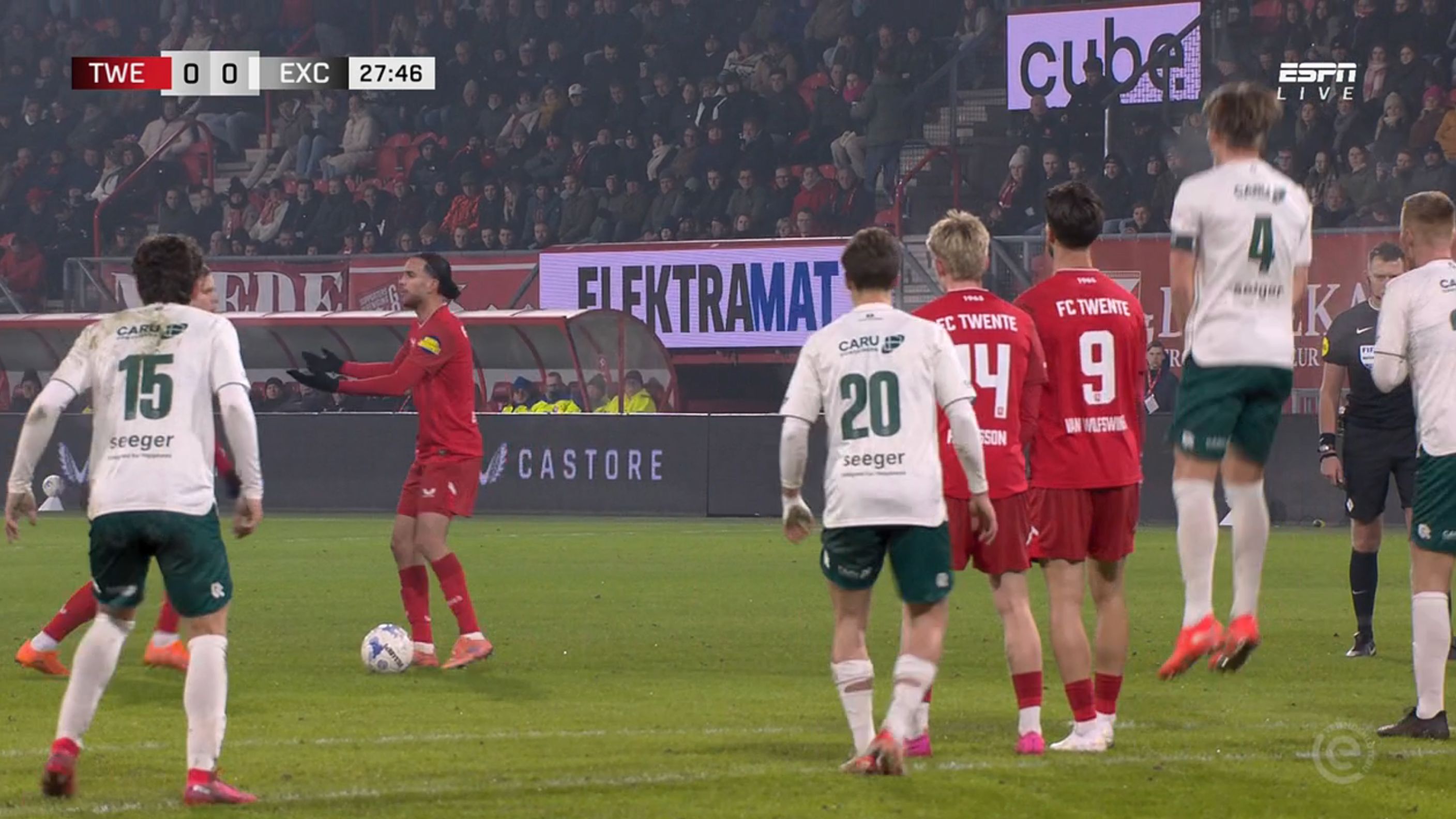 Beelden: hilarische ingestudeerde vrije trap van FC Twente gaat wereld over