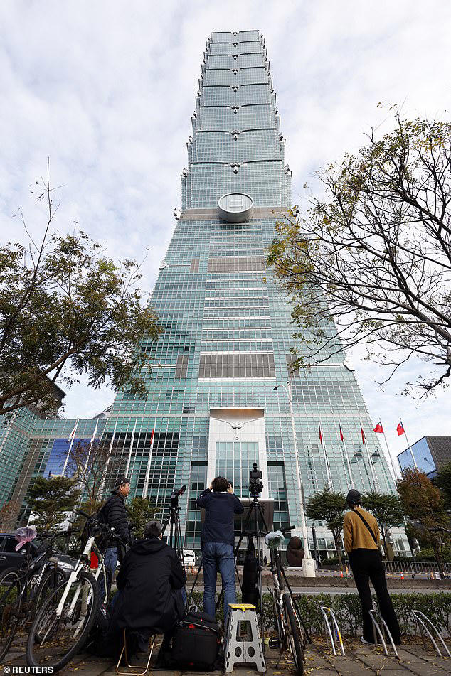 Daredevil American starts nerve-shredding climb of 101-story tower in ...