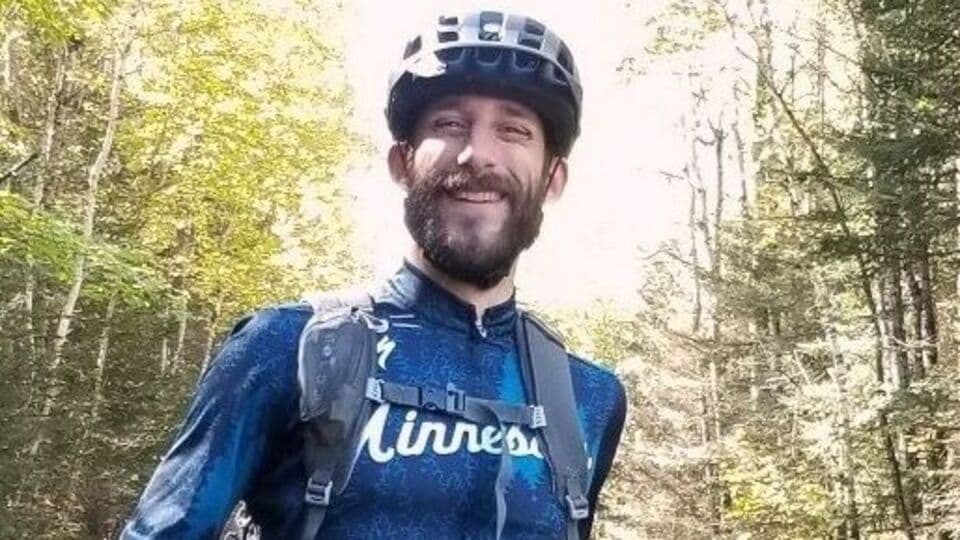 ICE agents shoots dead Alex Jeffrey Pretti. Did he pull a gun? What ...